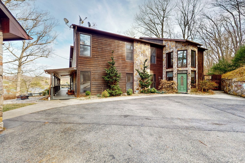 4br Lakefront Home W/ Dock, Views & Game Room - Claytor Lake State Park, Dublin