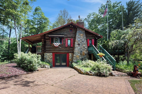Mountain-view Cabin W/ Fireplace & Arcade Games - Bolton Landing, NY