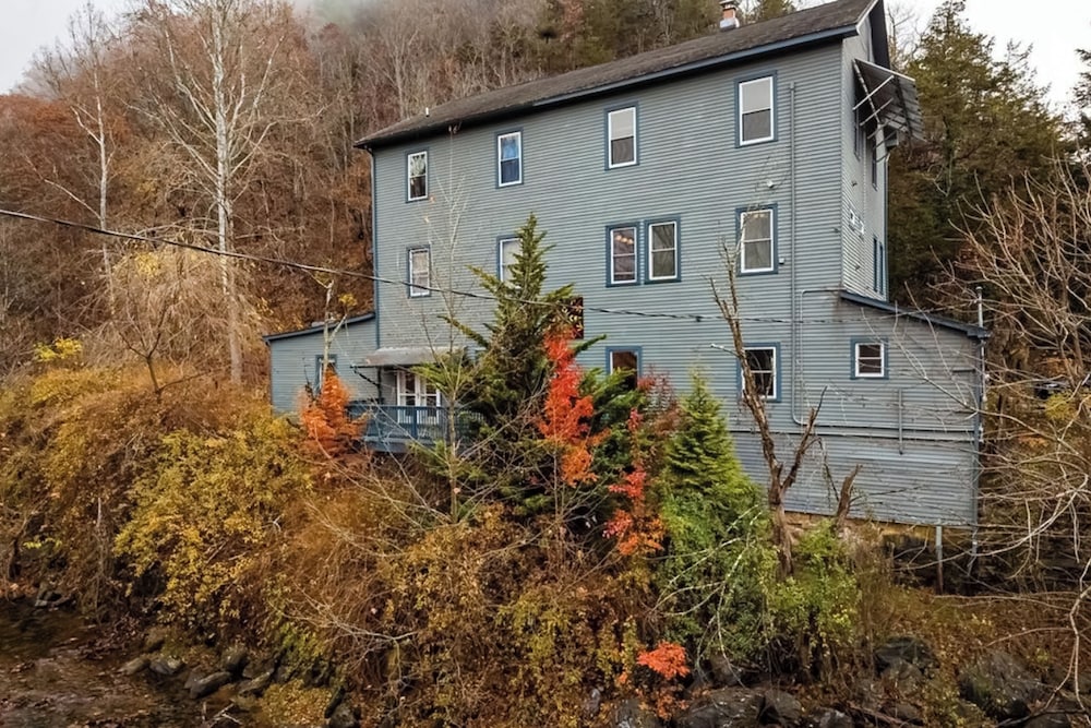 Dog-friendly, Riverfront 10br W/ Games Galore - Monterey, VA