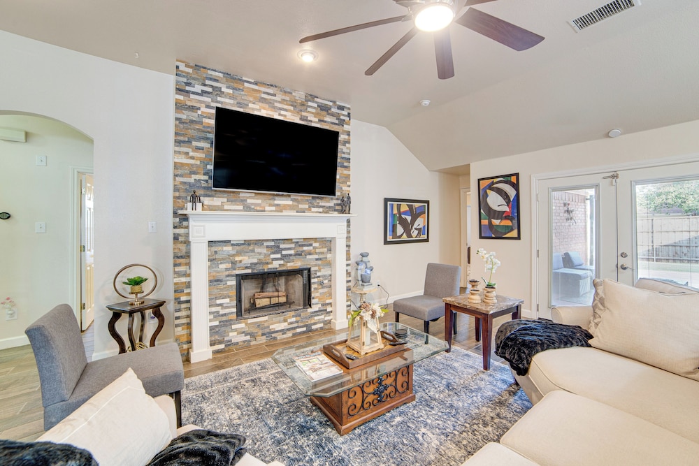 5 Mi To Cedar Hill Sp & Joe Pool Lake: Family Home - Dallas, TX