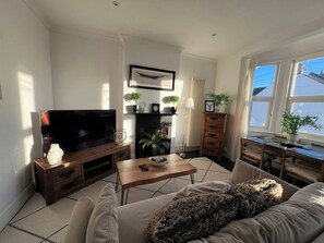 Quarto, 2 quartos, varanda, Vista para a cidade | Sala