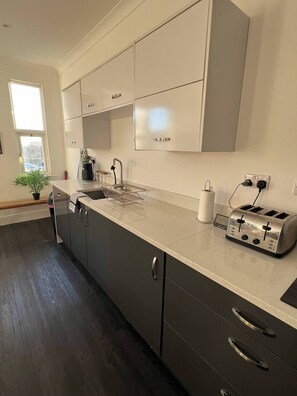 Quarto, 2 quartos, varanda, Vista para a cidade | Cozinha privada