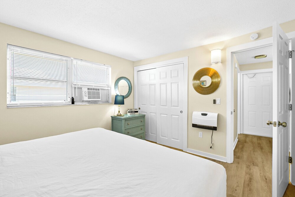 Sophisticated coastal style, steps to sand. - Holmes Beach | Stayz
