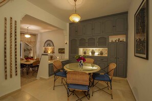 Apartamento, 2 quartos | Sala de jantar