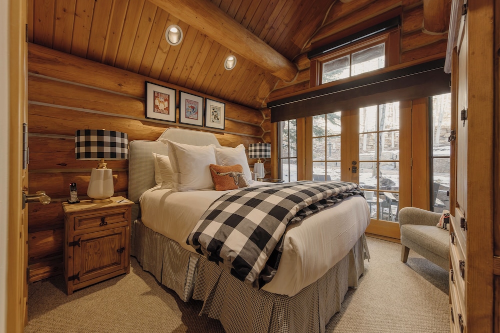 Ski Valet, Walk to Ski, Cabin | By InvitedHome - Mountain Village | Vrbo