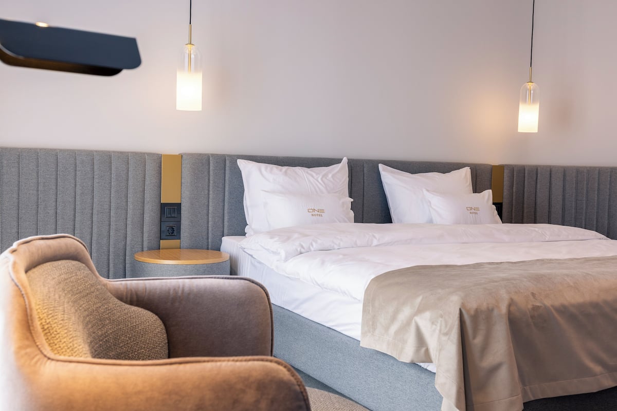 Quarto Duplo Deluxe, Vista para a cidade | Cofre com capacidade para portátil, secretária