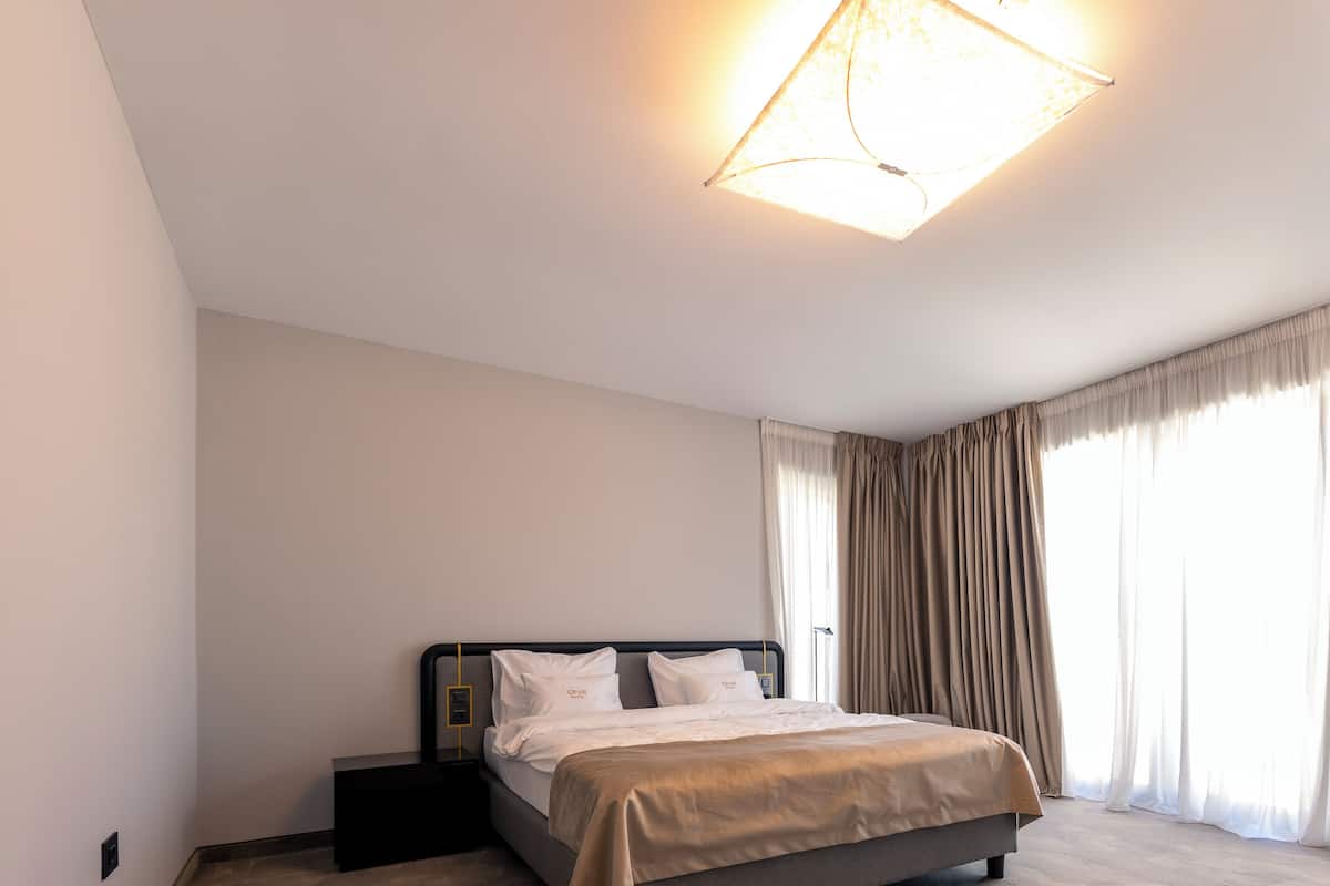 Quarto Duplo Standard, Vista para a cidade | Cofre com capacidade para portátil, secretária