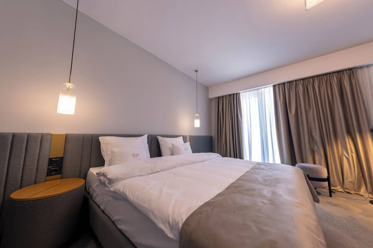 Quarto Duplo Standard, varanda, Vista para a cidade | Cofre com capacidade para portátil, secretária