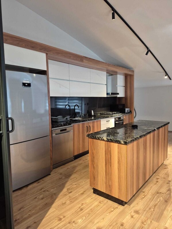 Loft superluxo, sacada, vista para o mar | Cozinha privada | Geladeira grande, micro-ondas, fogão, cooktop