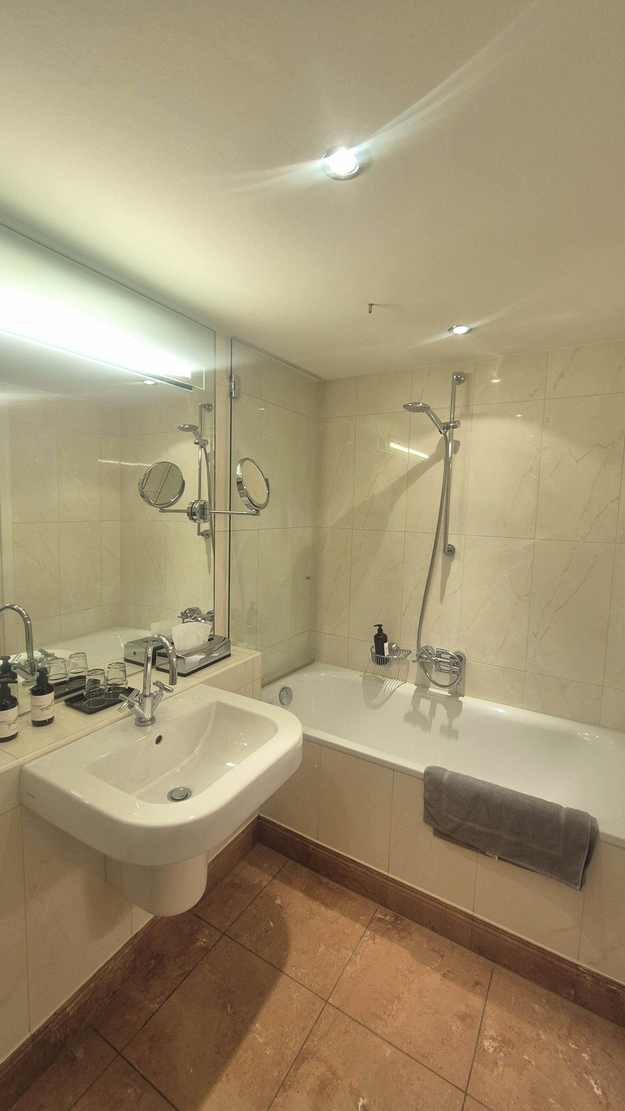 Quarto Duplo ou Twin | Casa de banho | Artigos de higiene pessoal grátis, um secador de cabelo 