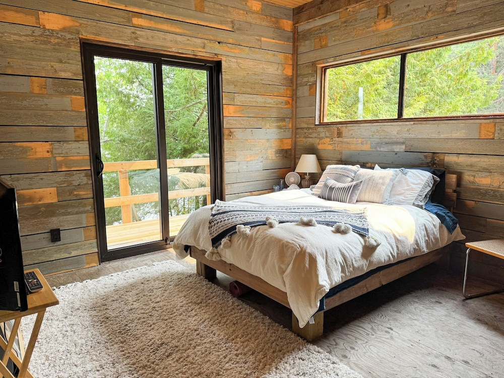 Stunning, Rustic Cottage on Lake of the Woods! - Kenora District | Vrbo