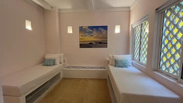 Apartamento, vista para a baía | Secretária adequada para computadores portáteis, ferro/tábua de engomar