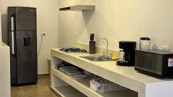 Apartamento, Vista para a cidade | Cozinha privada | Um frigorífico/congelador grande, um micro-ondas, um forno