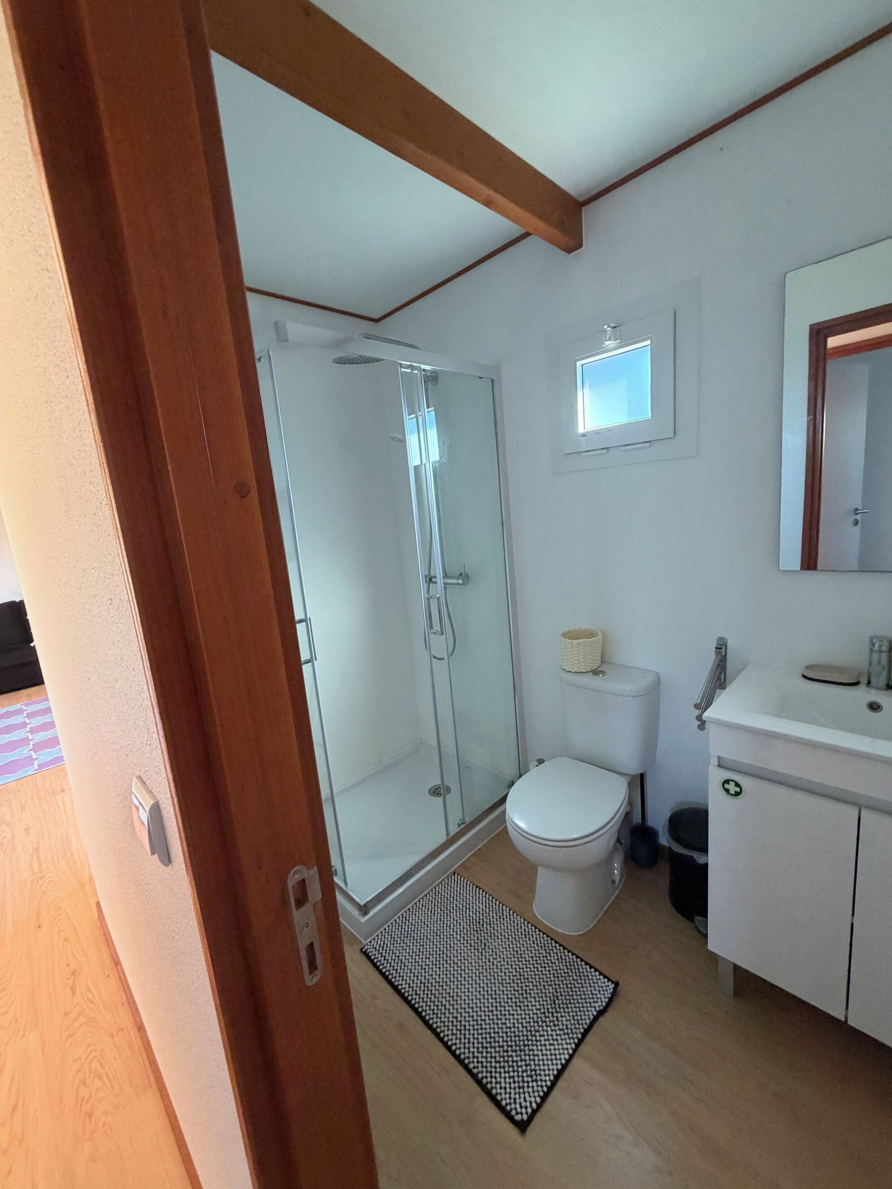 Quarto Triplo Familiar, pátio, vista para o jardim | Casa de banho | Toalhas fornecidas 