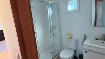 Quarto Triplo Familiar, pátio, vista para o jardim | Casa de banho | Toalhas fornecidas