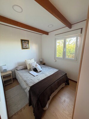 Quarto Triplo Familiar, pátio, vista para o jardim | Ferro/tábua de engomar, Wi-fi grátis 