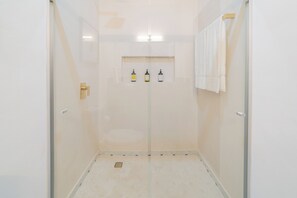 Quarto luxo | Banheiro | Secador de cabelo, toalhas de banho, sabonete, shampoo