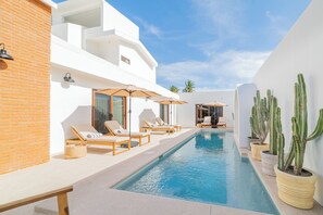 Piscina externa, funciona das 6h às 22h, guarda-sóis, espreguiçadeiras