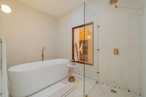 Quarto Signature | Casa de banho | Um secador de cabelo, toalhas fornecidas, sabão, champô 