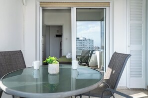 Apartamento, 1 cama de casal, cozinha, Vista para a cidade | Varanda