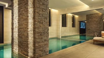 Piscina interna, espreguiçadeiras