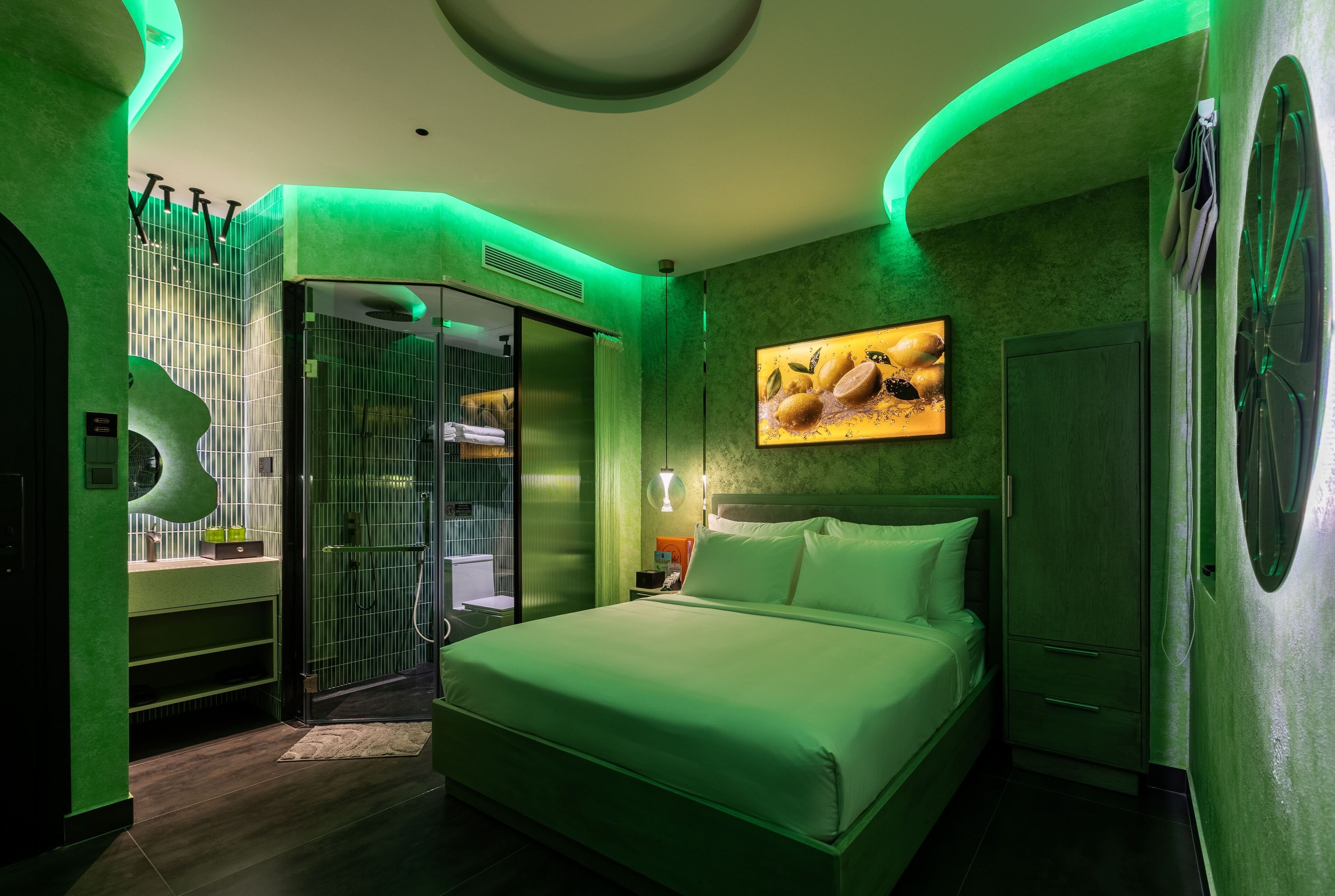 Quarto Duplo Deluxe | Casa de banho | Um secador de cabelo, toalhas fornecidas, sabão, champô 