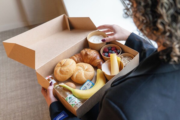 Café da manhã para viagem todos os dias (EUR 18 por pessoa) 