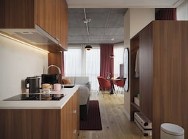 Geladeira, micro-ondas, cooktop, máquina de café expresso