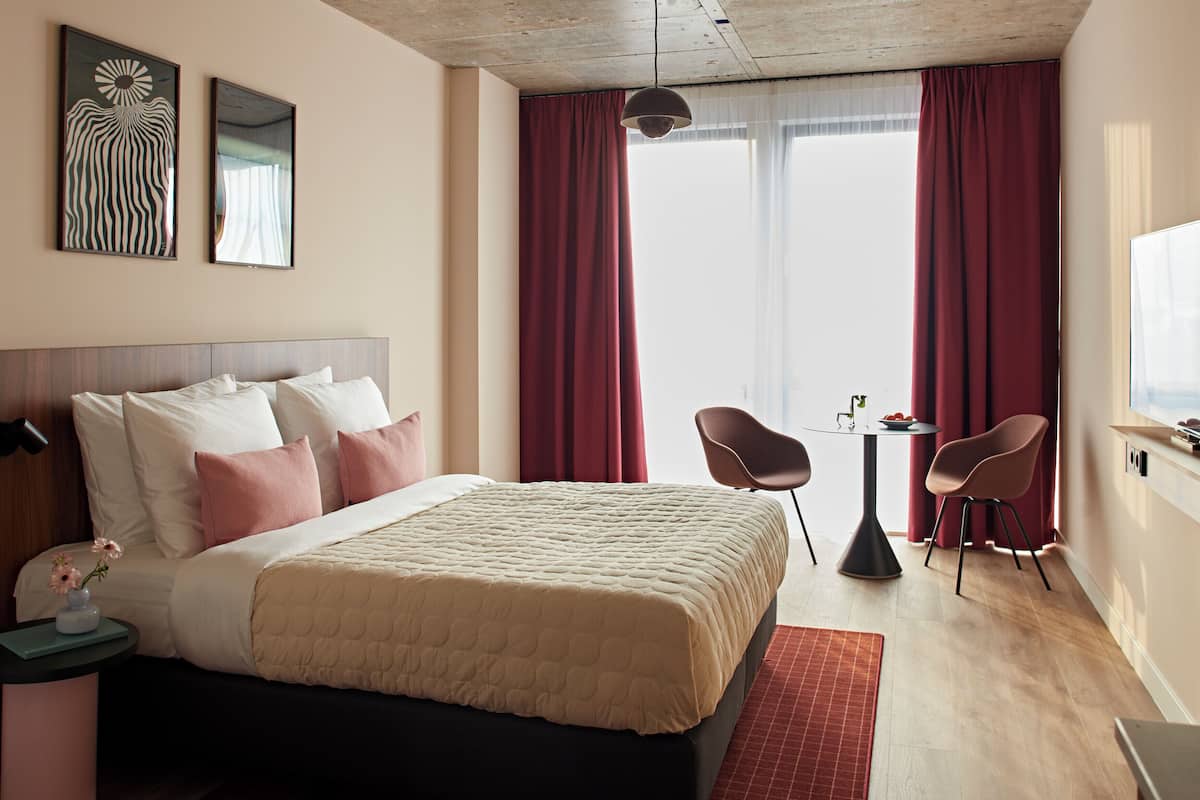 Estúdio conforto | Roupas de cama premium, cofres nos quartos, cortinas blackout