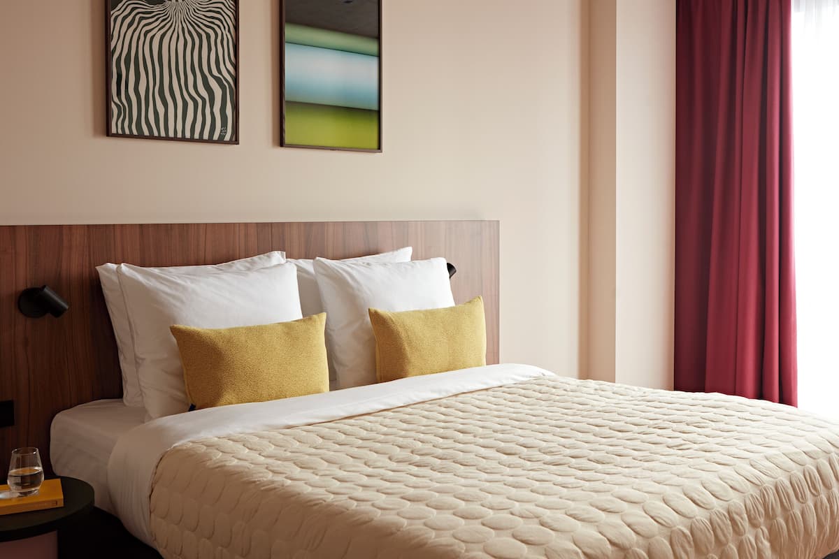 Roupas de cama premium, cofres nos quartos, cortinas blackout