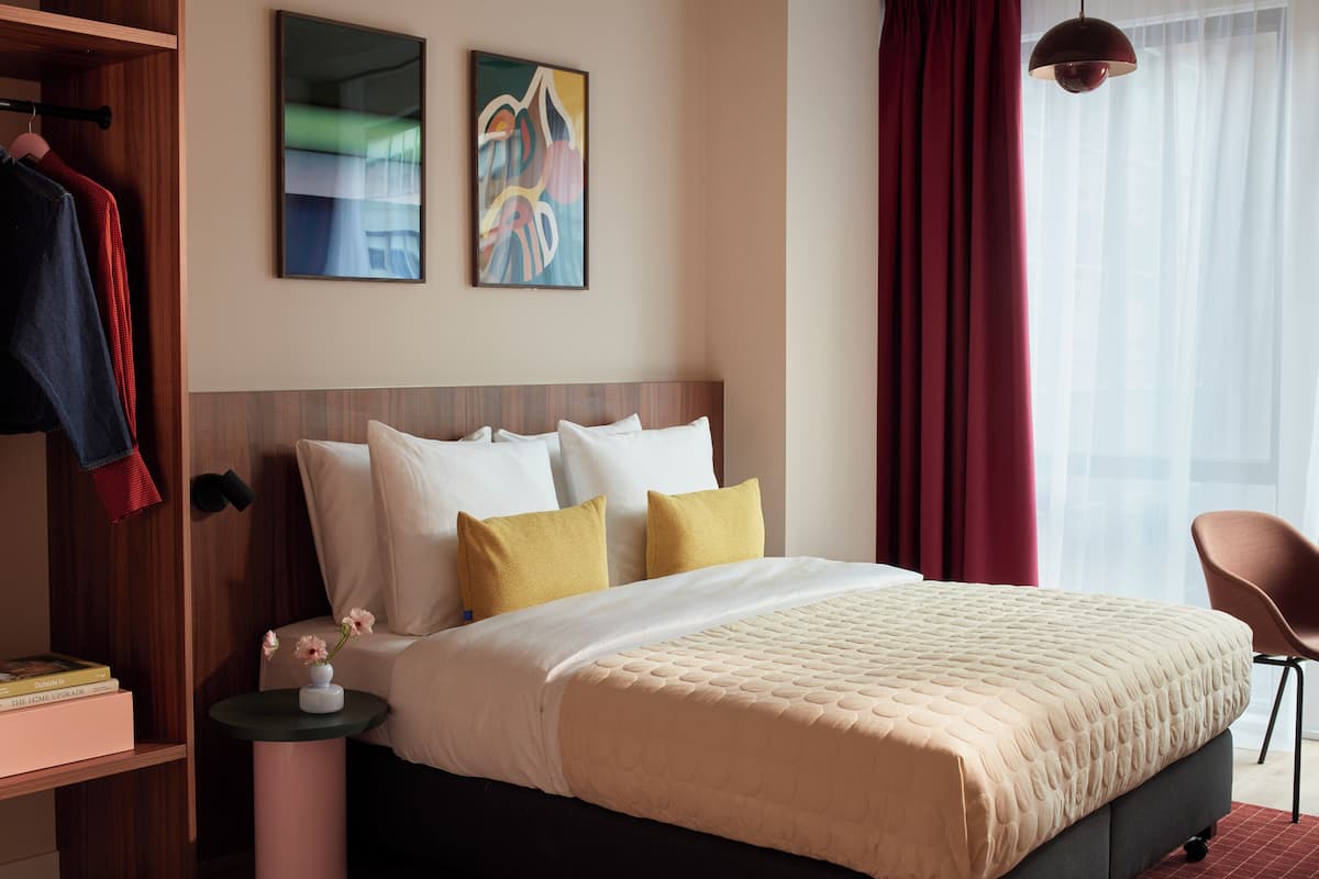 Estúdio conforto | Roupas de cama premium, cofres nos quartos, cortinas blackout