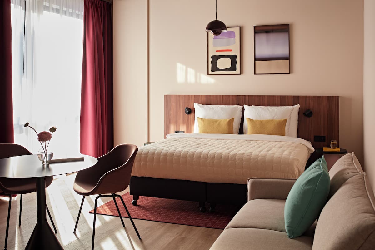 Estúdio luxo | Roupas de cama premium, cofres nos quartos, cortinas blackout