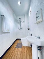 Chuveiro, toalhas de banho, sabonete, shampoo