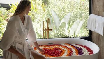 Villa Exclusiva, vista para o jardim | Casa de banho | Um polibã e uma banheira separados, um chuveiro fixo