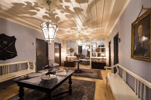 Villa Signature | Sala de estar | Televisor LCD de 40 polegadas com canais via satélite 