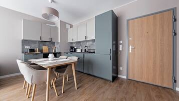 Apartamento, varanda | Kitchenette privada | Uma cafeteira/bule, uma chaleira elétrica