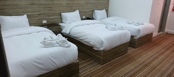 Quarto Triplo Standard, Vista para a cidade | Minibar, secretária, Wi-fi grátis, roupa de cama fornecida