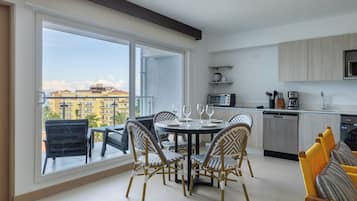 Apartamento, várias camas, sacada, vista para o oceano (Viva Jaco 1208A) | Cozinha privada | Mesas de jantar