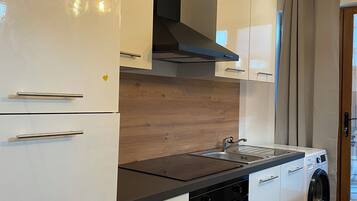 Apartamento Clássico, 1 cama de casal, casa de banho privativa, Vista para a cidade | Cozinha privada | Um frigorífico/congelador grande, um micro-ondas, um forno
