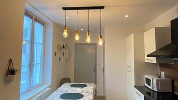 Apartamento Clássico, 1 cama de casal e sofá-cama, cozinha, Vista para a cidade | Cozinha privada | Um frigorífico/congelador grande, um micro-ondas, um forno