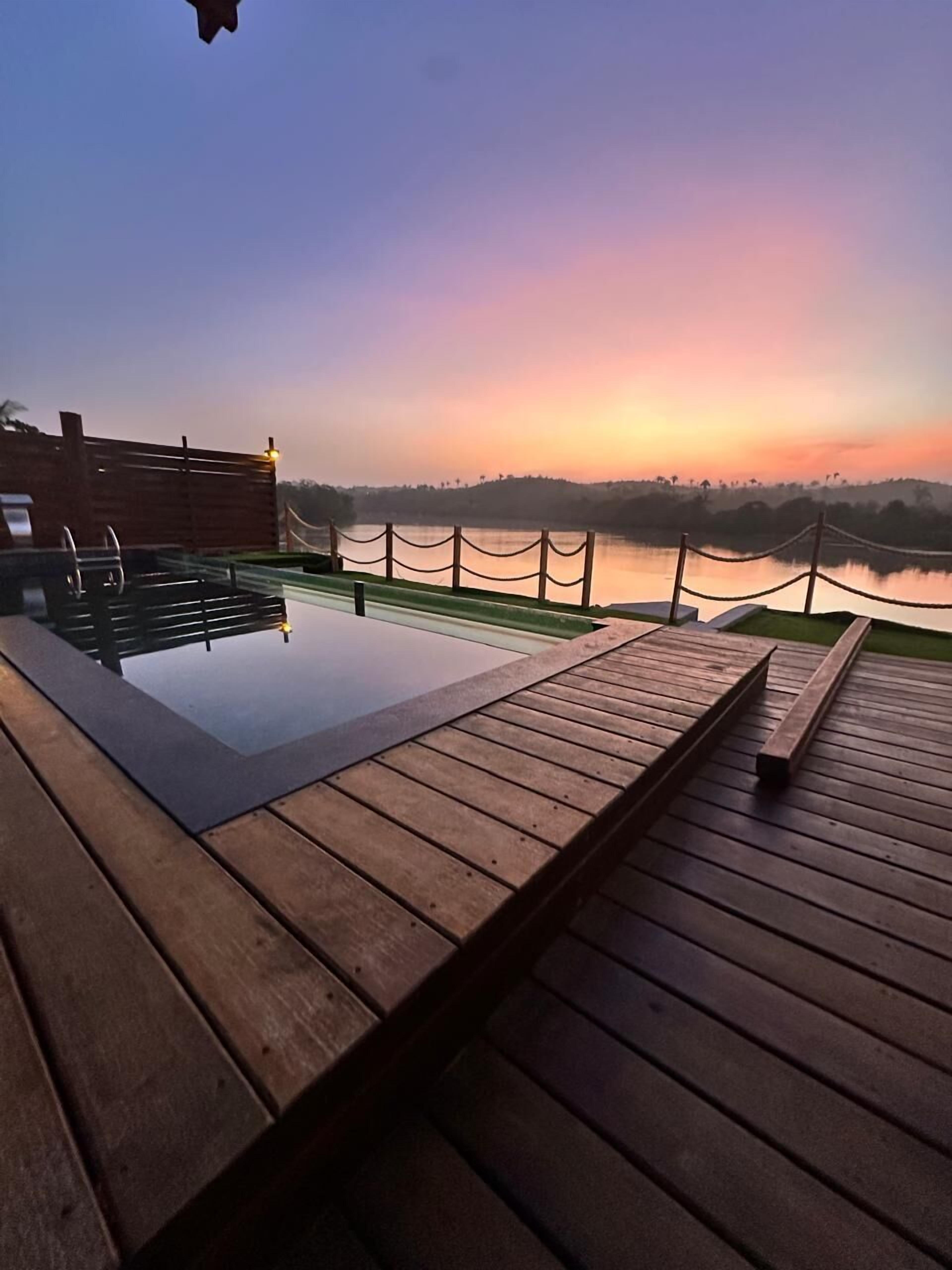 Chalé família, piscina particular, vista para o rio | Terraço/pátio