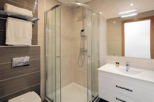 Quarto Duplo ou Twin Básico | Casa de banho | Um polibã, artigos de higiene pessoal grátis, um secador de cabelo