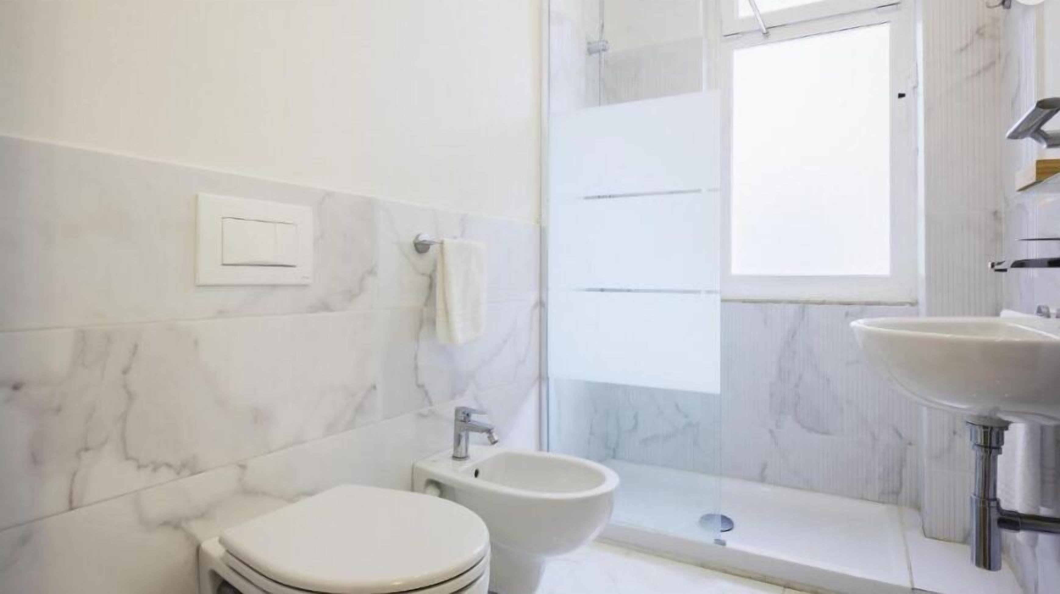 Quarto Deluxe | Casa de banho | Um polibã, um secador de cabelo, toalhas fornecidas, papel higiénico 