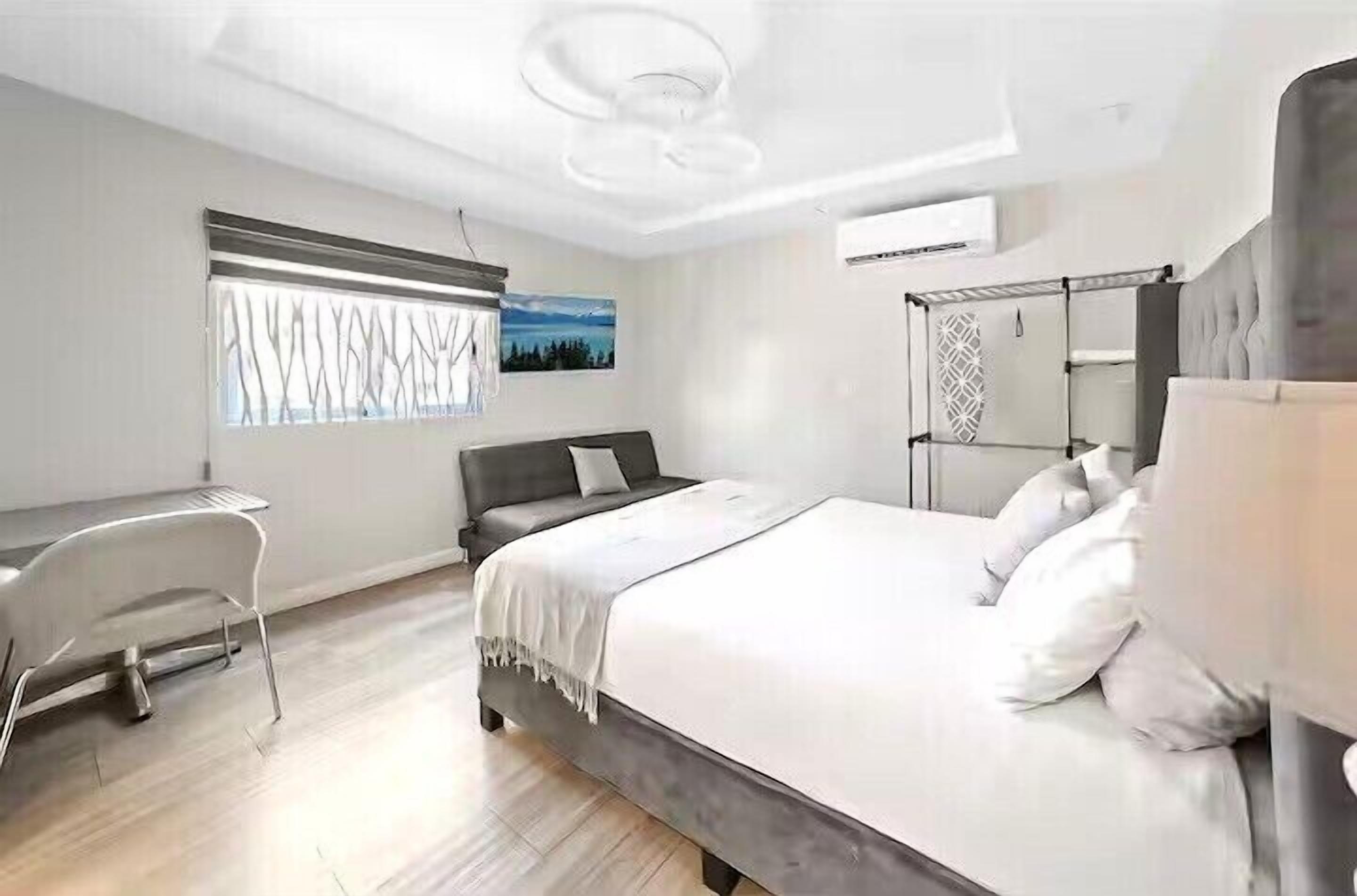 Estúdio Deluxe (101) | Minibar, cofre no quarto, cortinas/cortinados opacos 