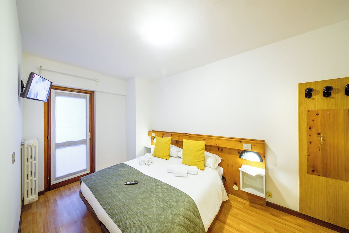 Quarto casal clássico | Wi-Fi de cortesia, roupa de cama