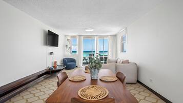 Apartamento, sacada, vista para o mar | Área de estar | TV LED 32 polegadas com canais digitais