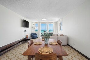 Apartamento, varanda, vista para o mar | Sala de estar | Televisor LED de 32 polegadas com canais digitais 