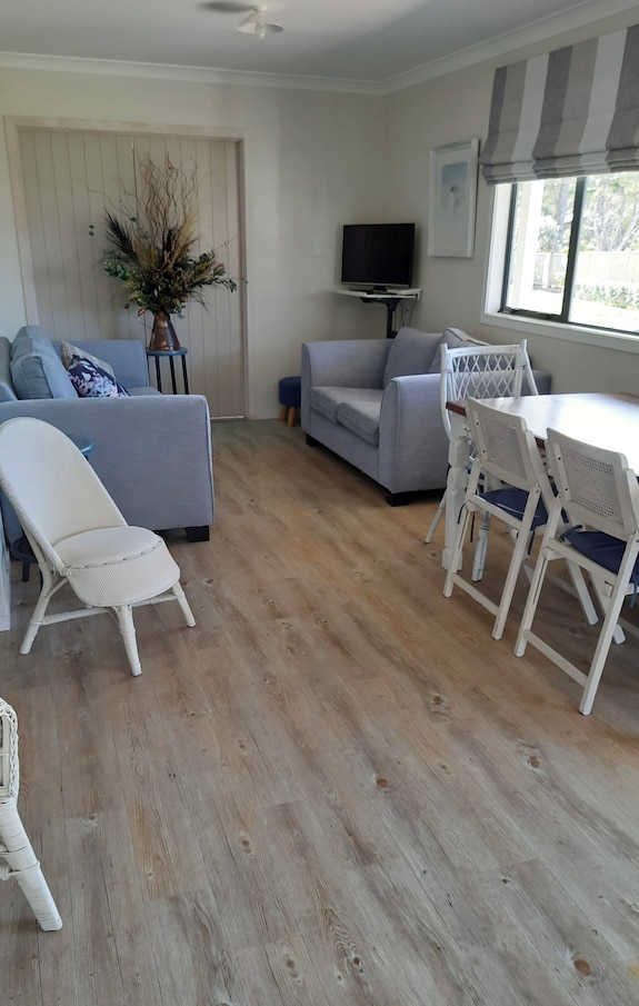 Hosts On The Coast Art In The Park - フィティアンガ