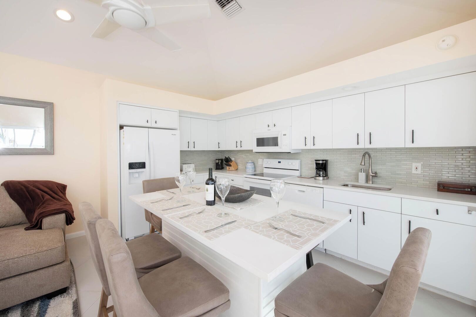 Apartamento (2 Bedrooms) | Cozinha privada | Um micro-ondas, um forno, uma placa de cozinha 