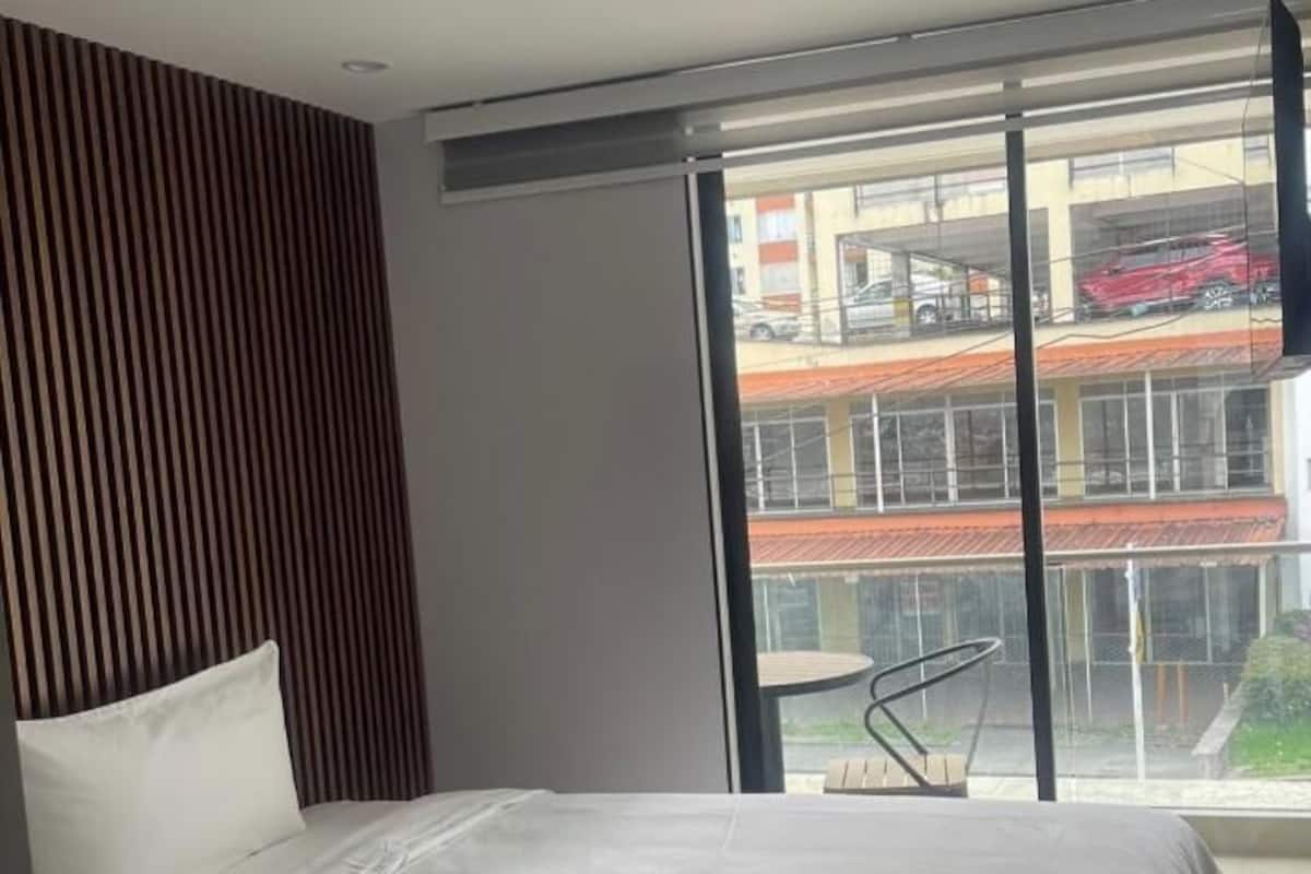 Apartamento Executivo, varanda, Vista para a cidade | Roupa de alta qualidade, secretária